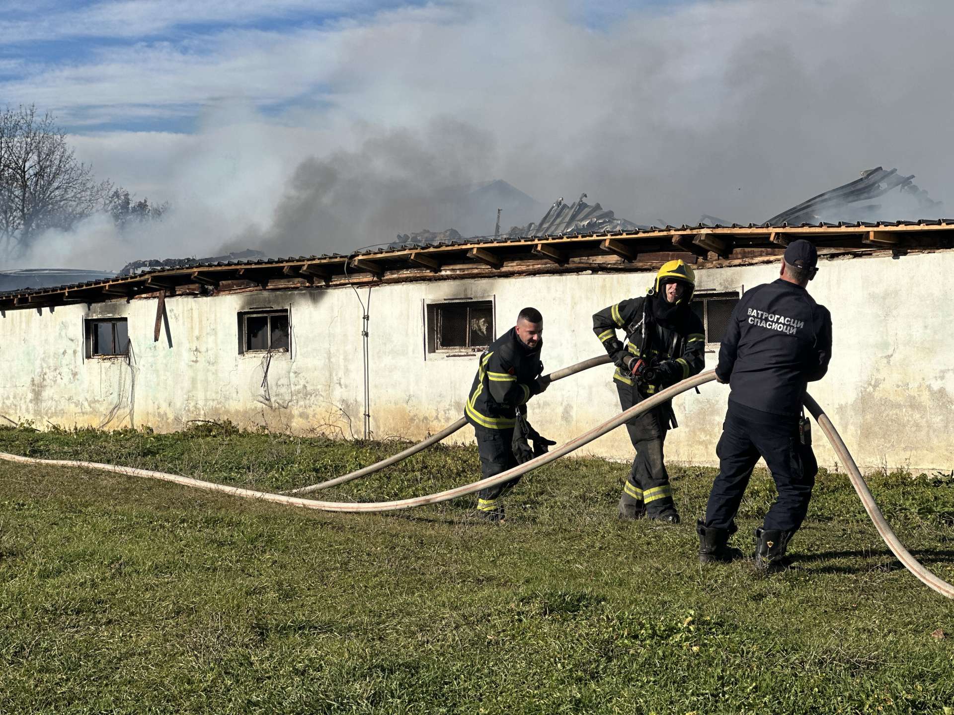 GLAS ZAPADNE SRBIJE - Prve slike sa mesta velikog požara na farmi pilića u Vranićima vatra ...